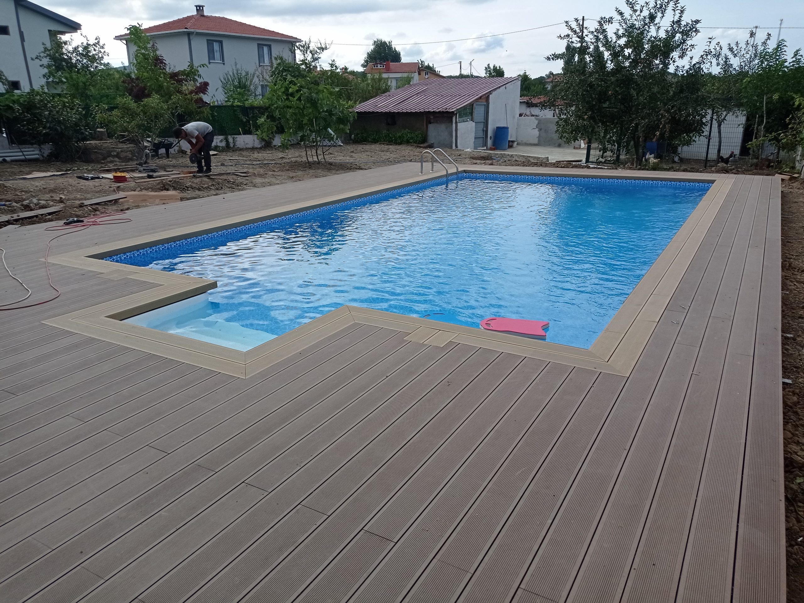 Havuz kenarı kompozit deck uygulaması - Bektaşlar Yapı